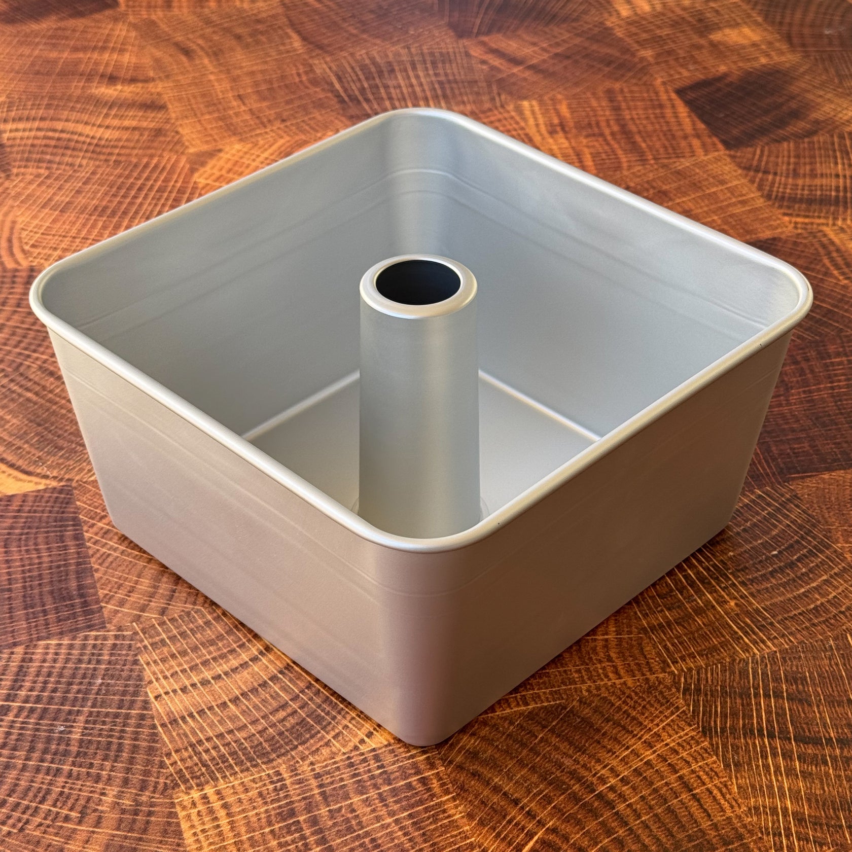One-Piece 18 Cup Square Tube Cake Pan – Old Country Kitchenware